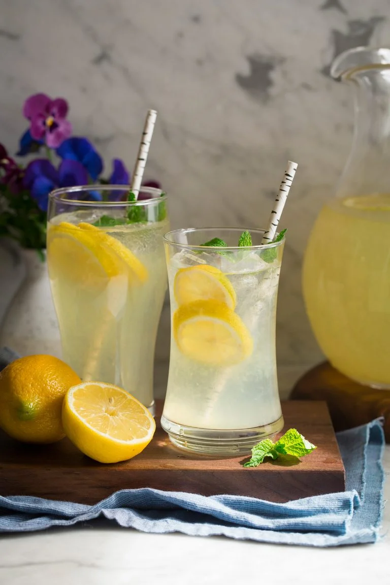 Come preparare una limonata fatta in casa per 10 persone durante la ...